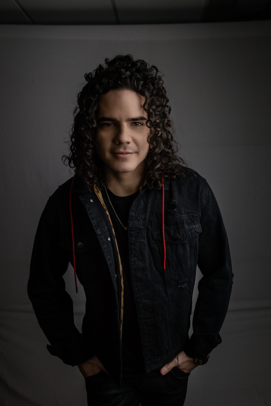 La nueva voz del pop cristiano, Johnny Rez, arrasa con su nuevo ...